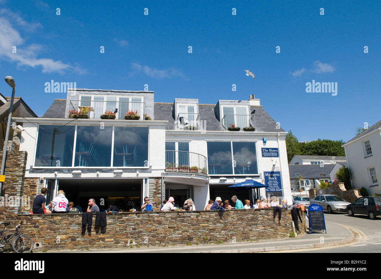 Rock resort pub cornwall hi-res stock photography and images - Alamy