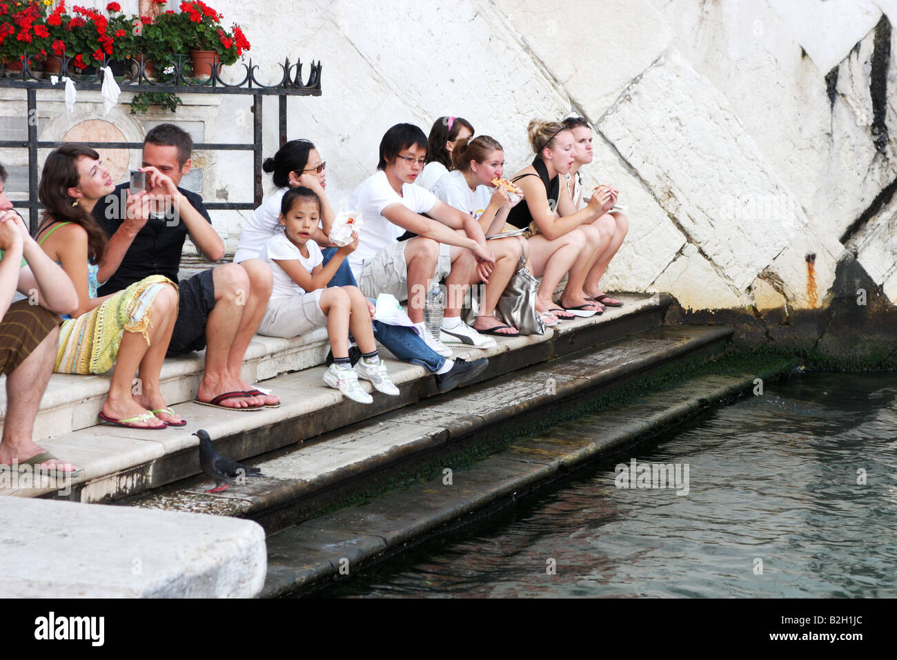 Tourists shopping in venice hi-res stock photography and images - Alamy