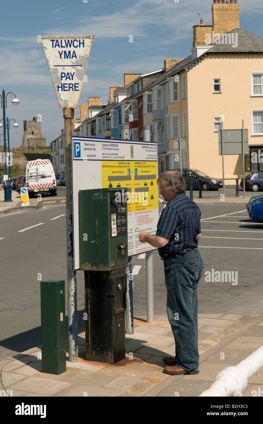 Parking sign english and welsh language hi-res stock photography and ...