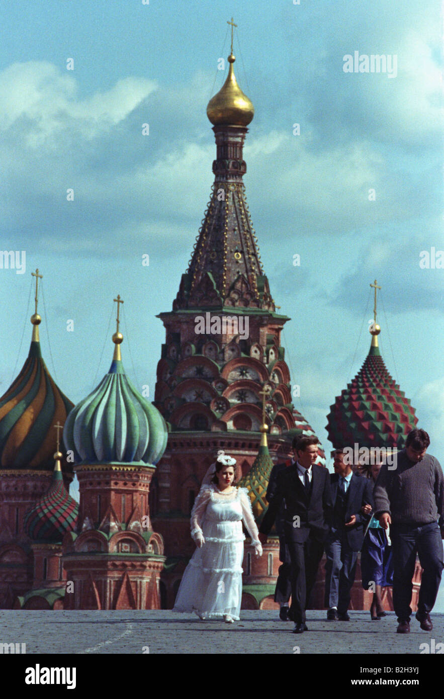 A Russian bride groom walk through Red Square after having their ...