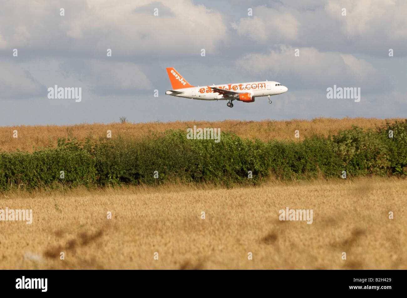 Airbus land approach haze hi-res stock photography and images - Alamy