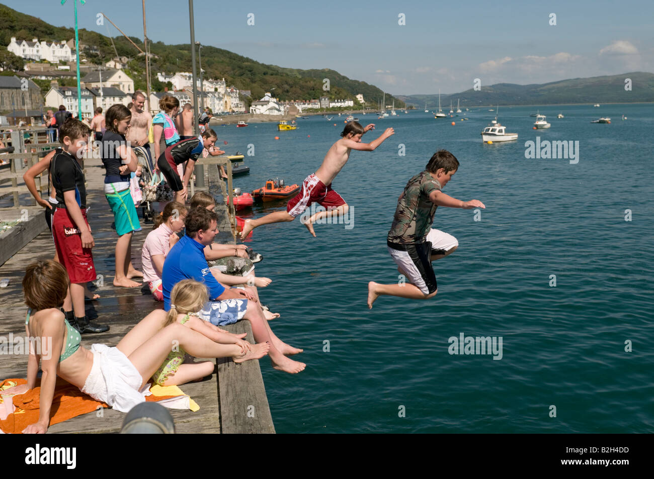 Jumping off jetty uk hi-res stock photography and images - Alamy