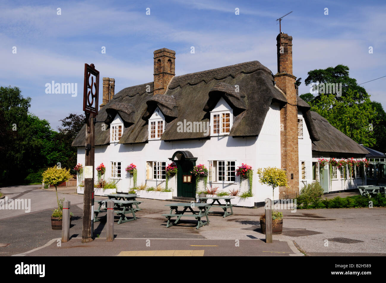 Three horseshoes pub hi-res stock photography and images - Alamy