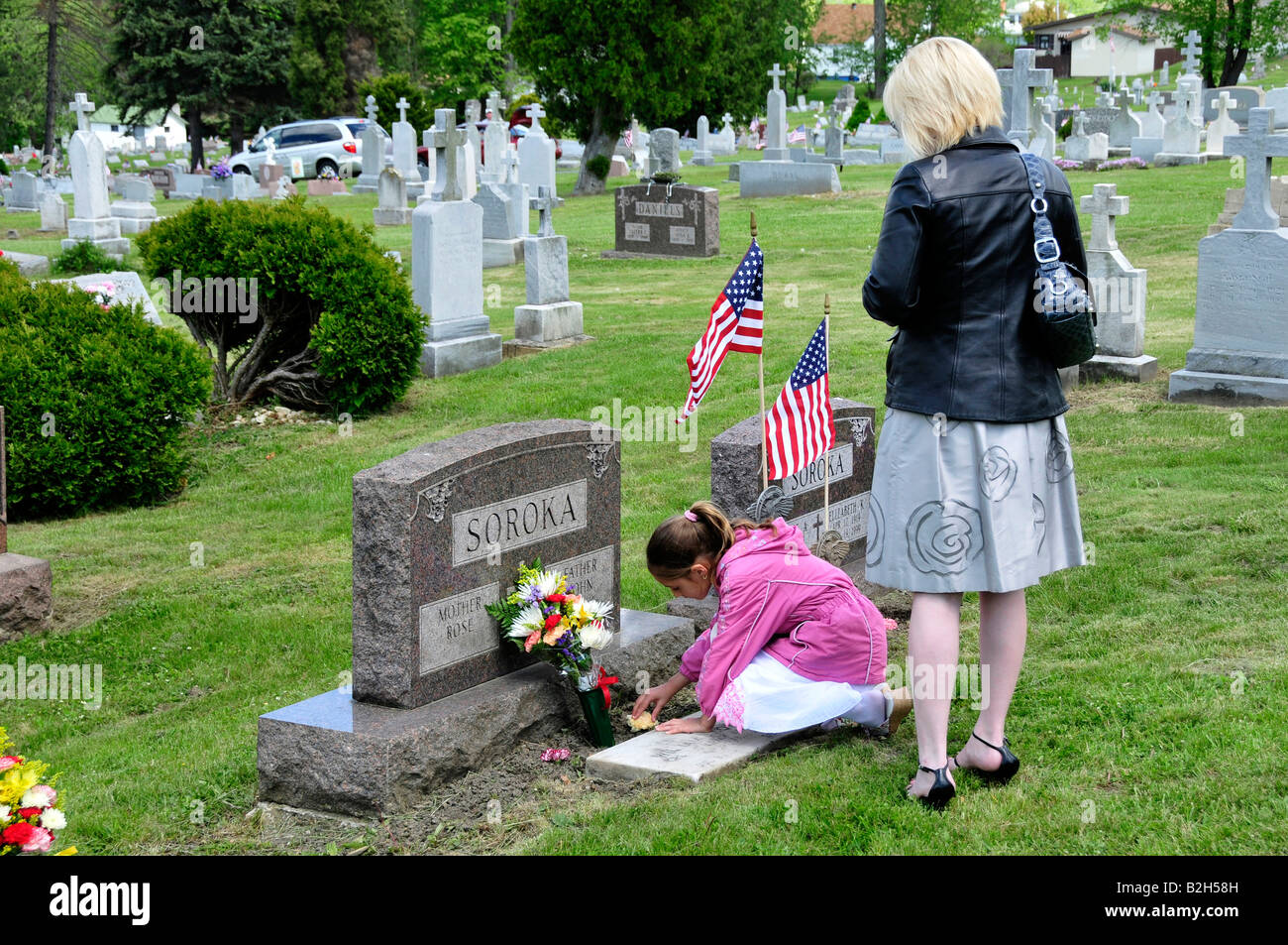 Flowers grave gravesite cemetery hi-res stock photography and images ...