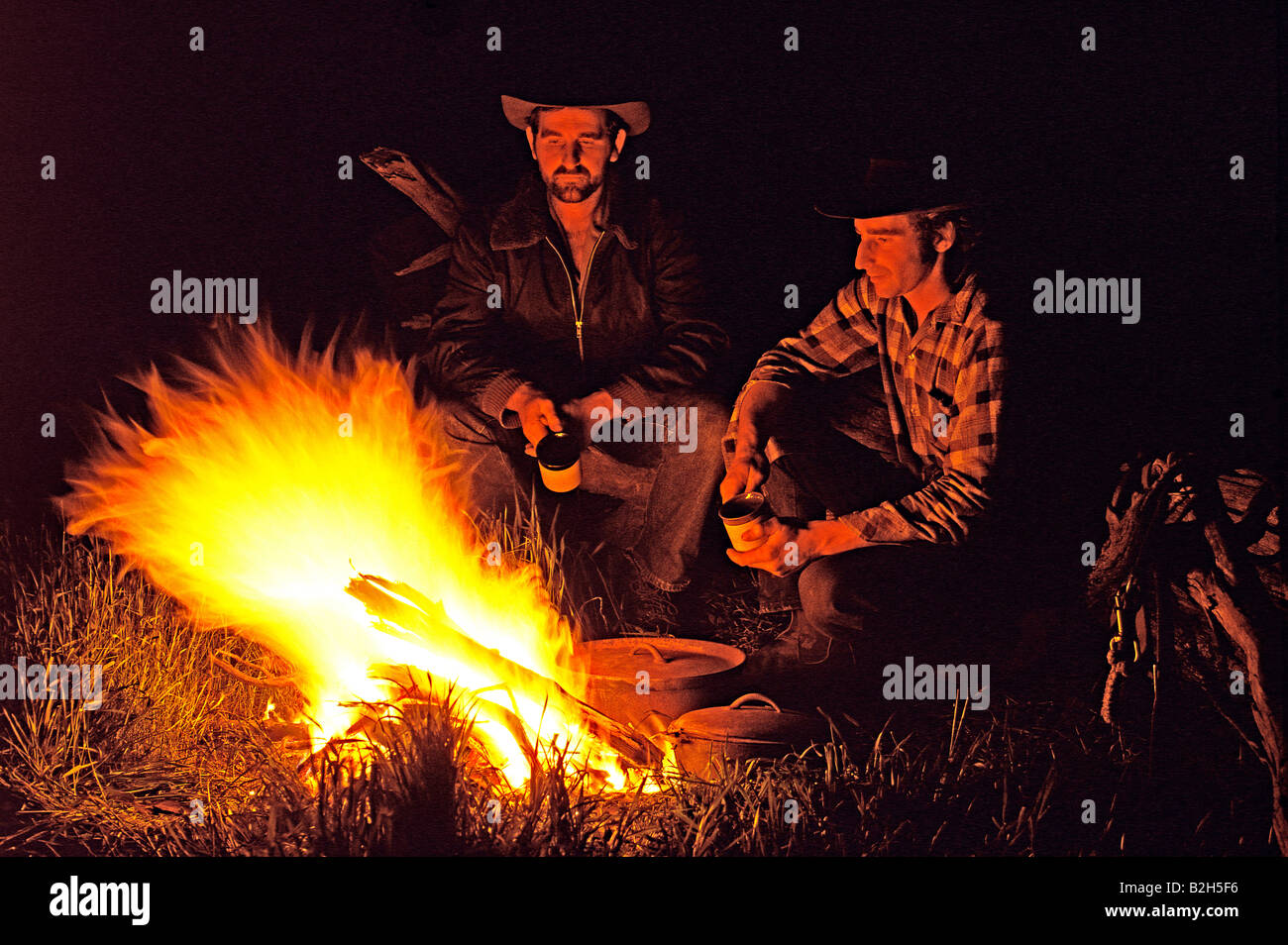 Camp fire night men hi-res stock photography and images - Alamy