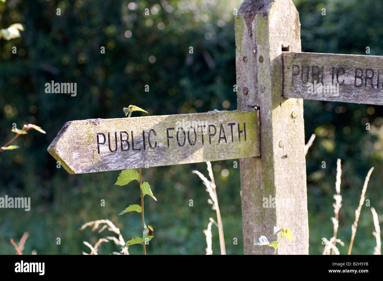 A footpath sign in England Stock Photo - Alamy