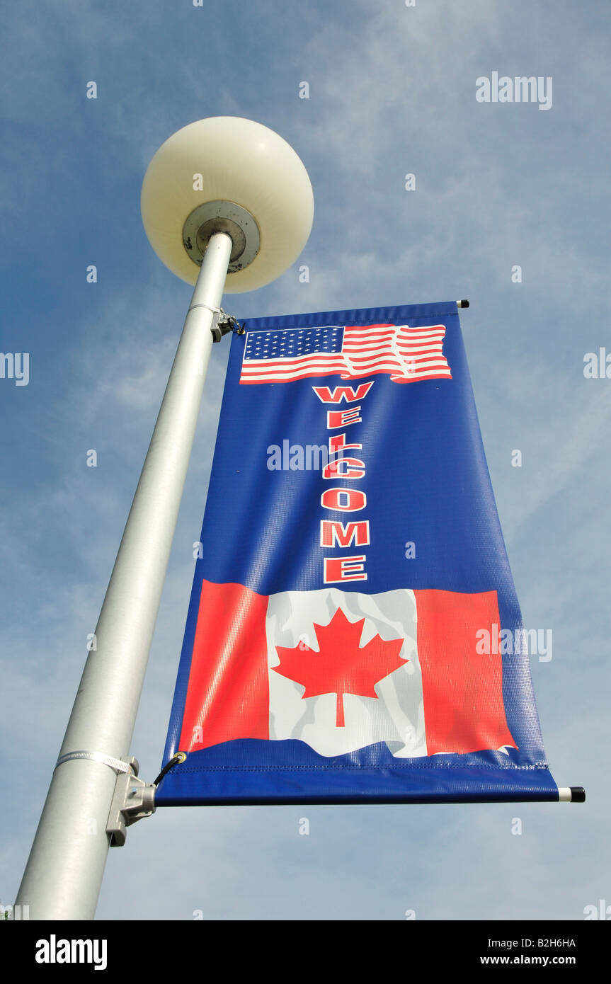 Welcome sign bearing the Canadian and American Flag Stock Photo - Alamy