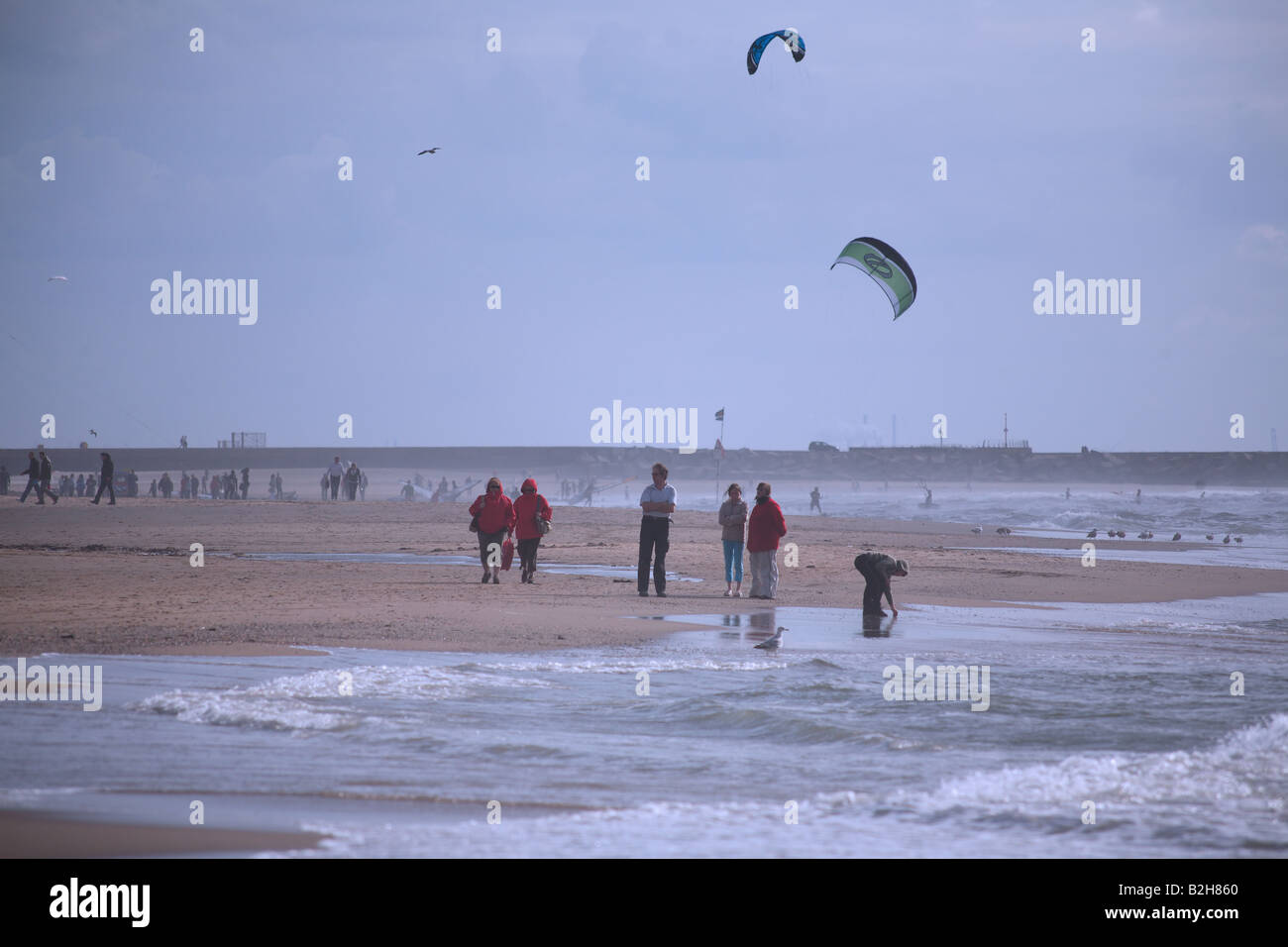 Windy day kites hi-res stock photography and images - Alamy