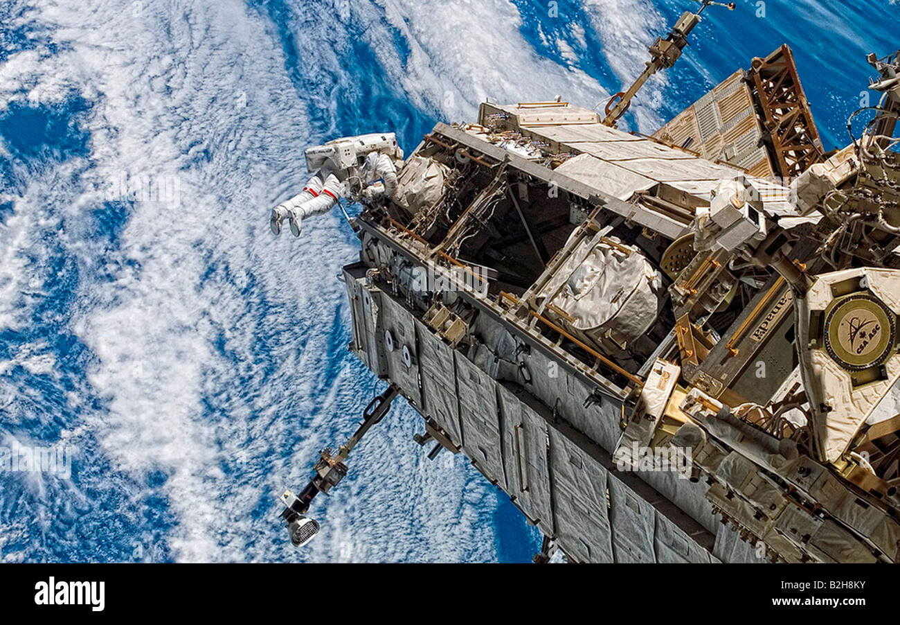 NASA astronaut working on Hubble Space Telescope Stock Photo - Alamy