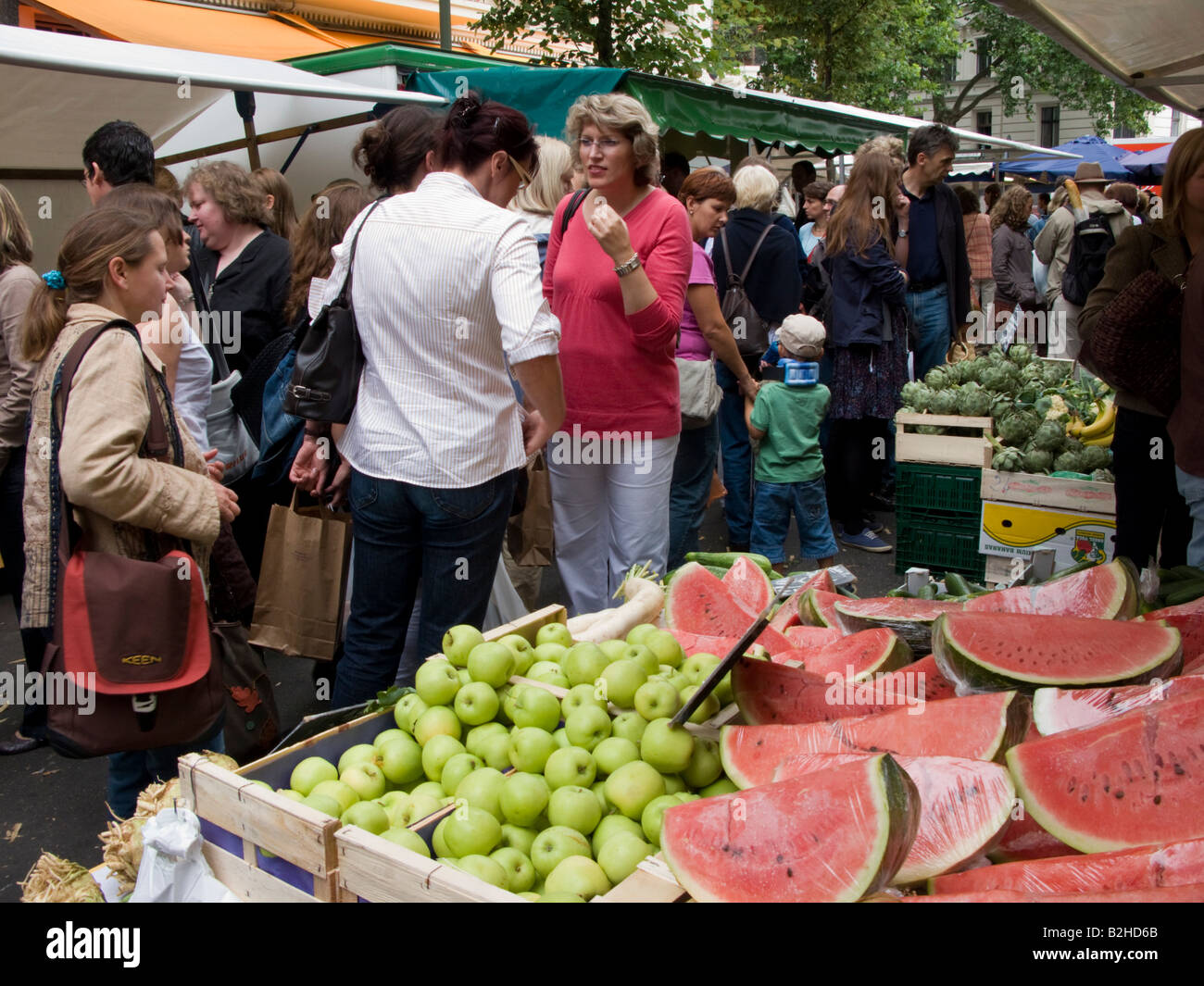 Busy market set up in streets of Kollwitzplatz in the heart of bohemian ...
