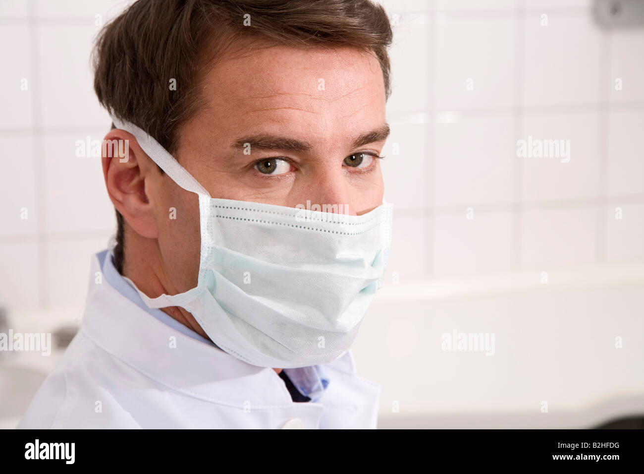 portrait of doctor wearing medical mask Stock Photo - Alamy