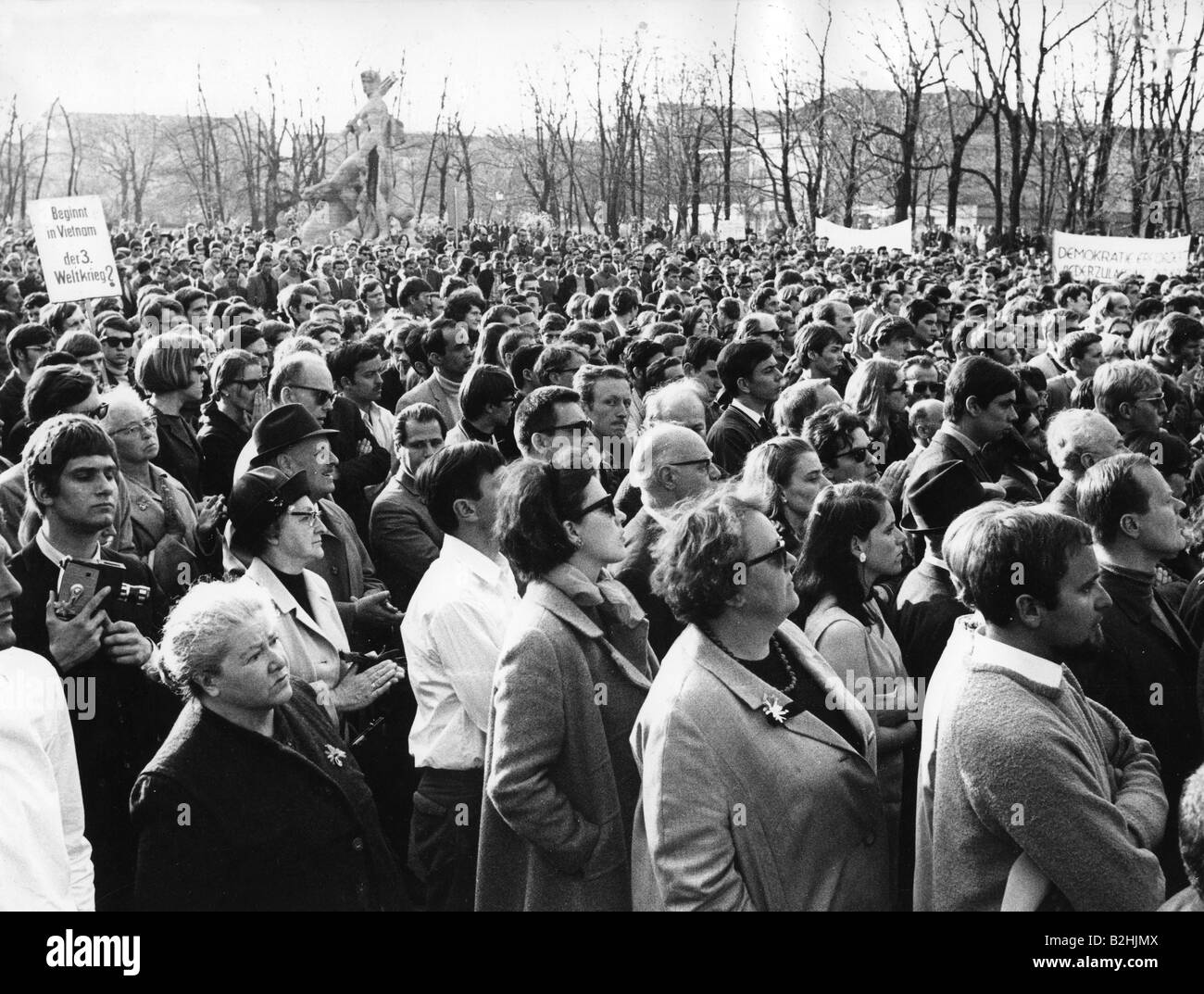 Vietnam war demonstration 1968 hi-res stock photography and images - Alamy