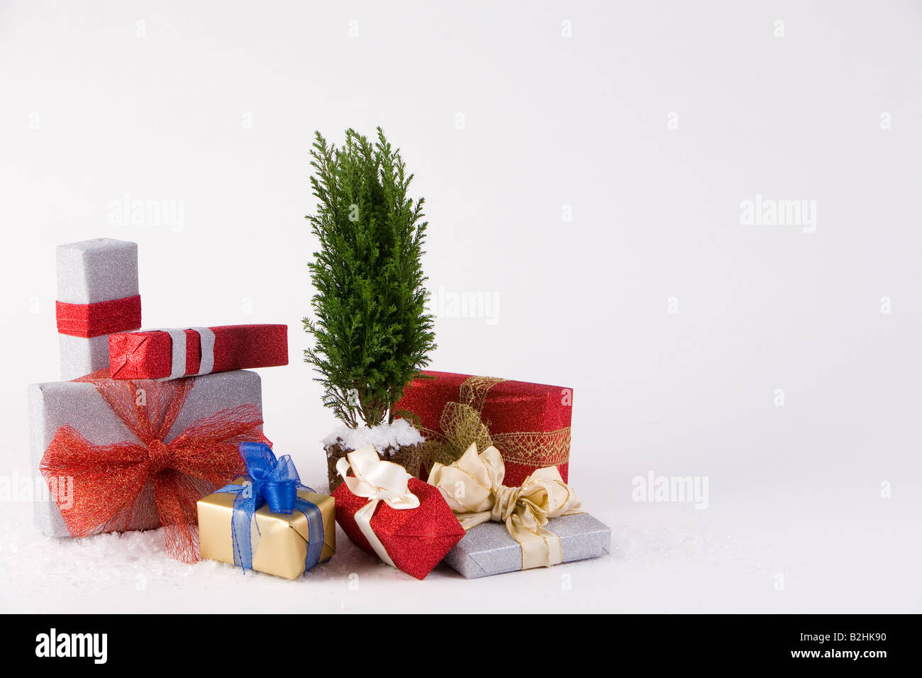 Presents around tree hi-res stock photography and images - Alamy