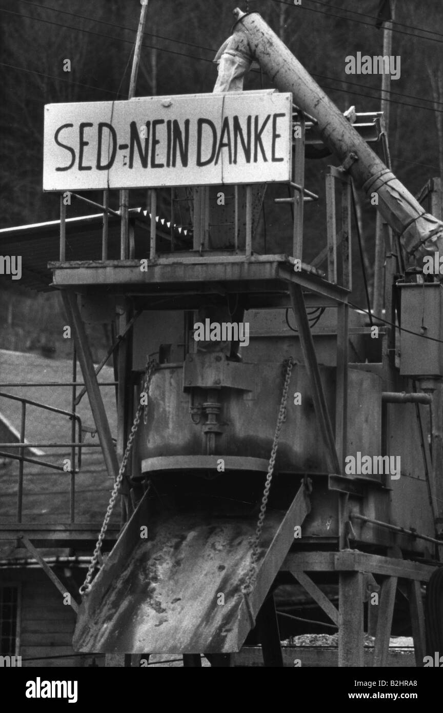 1990s sign hi-res stock photography and images - Alamy