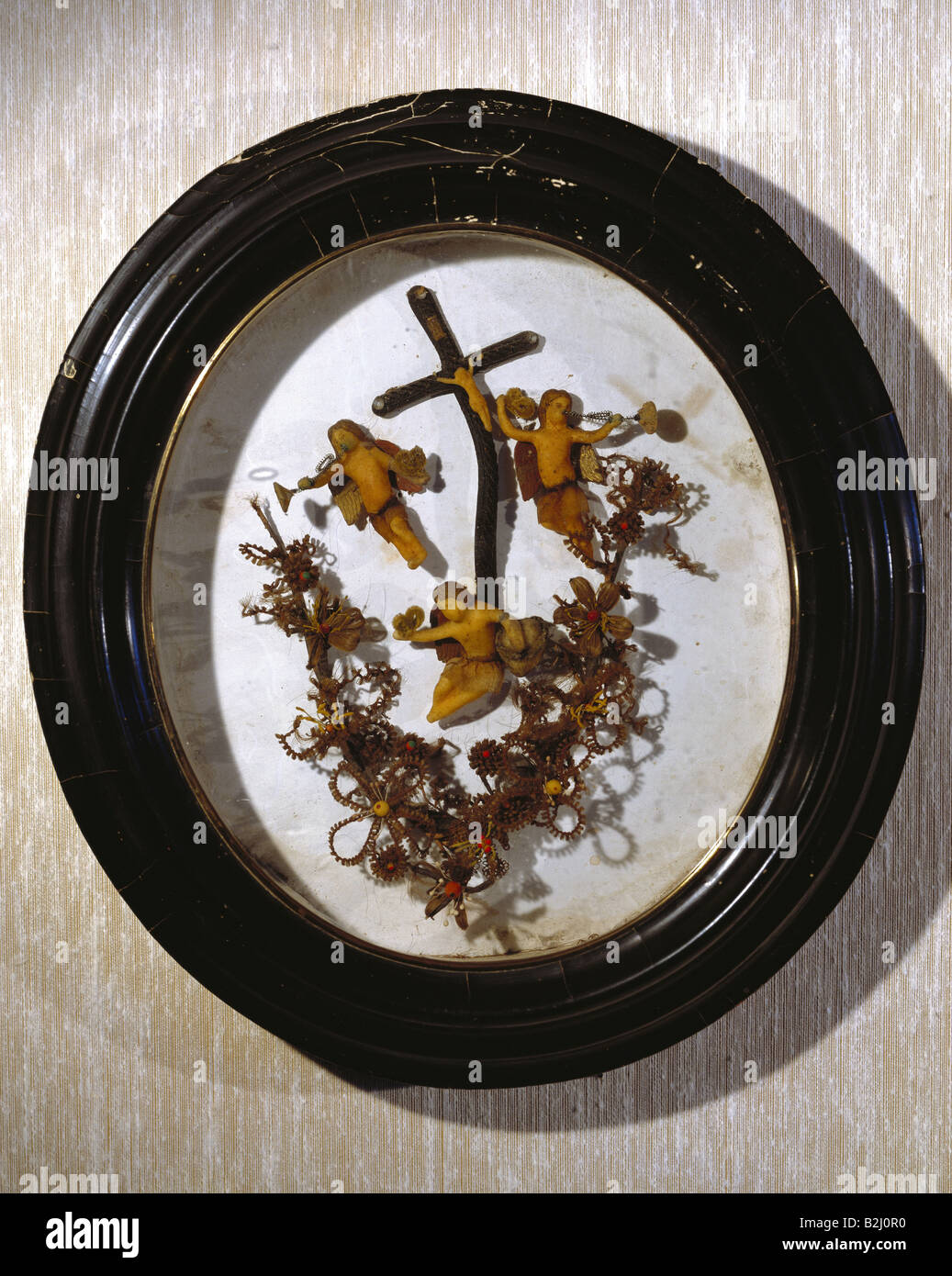 Cross with angels hi-res stock photography and images - Alamy