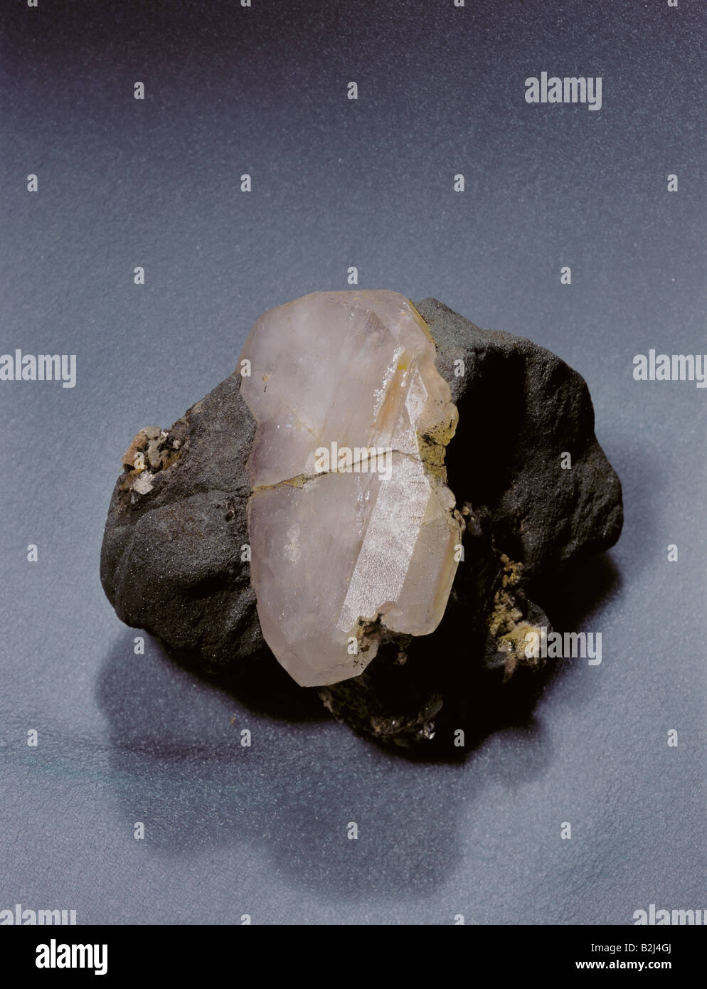 Apatite crystal hi-res stock photography and images - Alamy