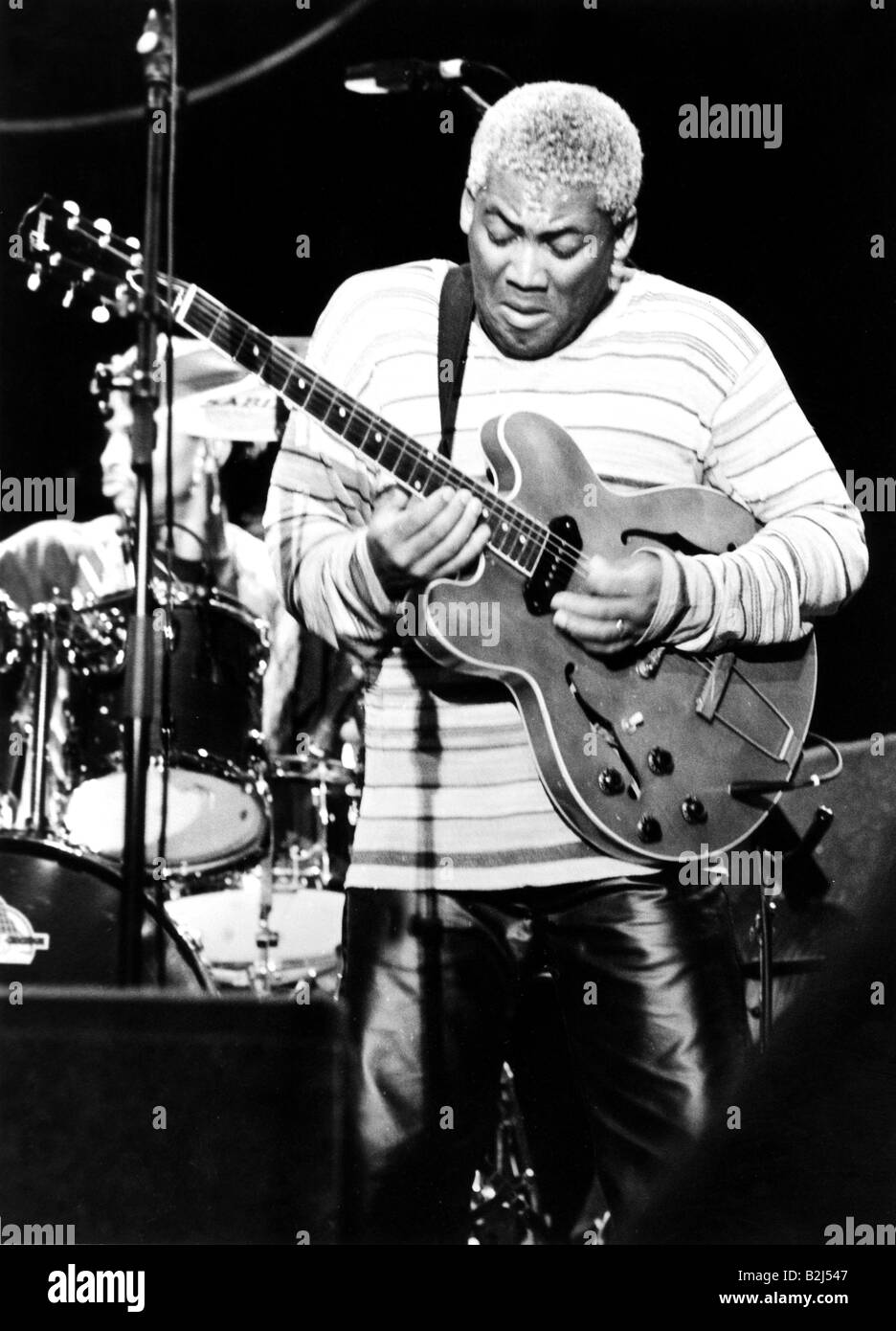 Butler, Jonathan, * Oktober 1961, African musician, with guitar, half ...