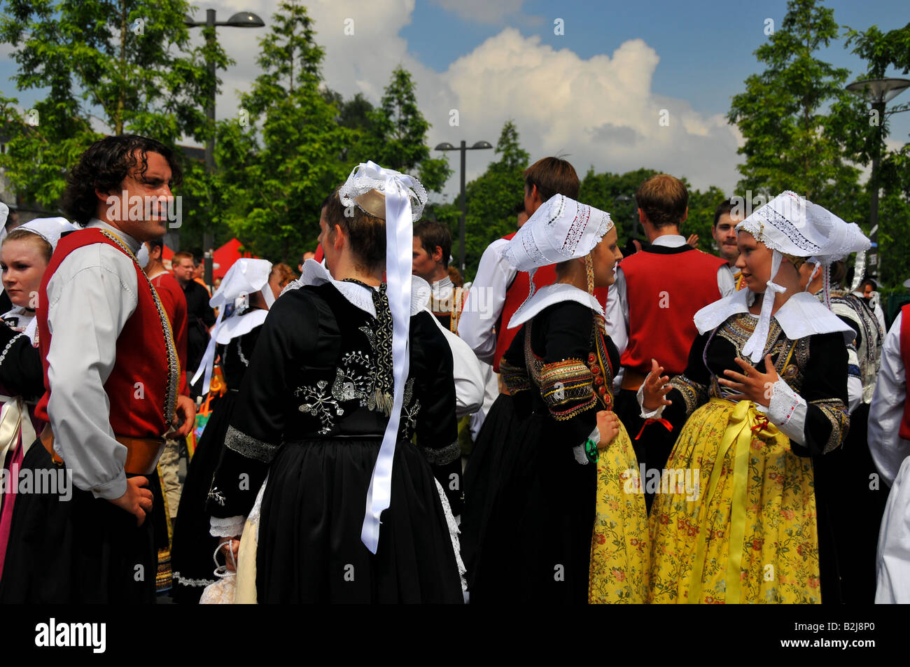 Breton traditional dress hi-res stock photography and images - Alamy