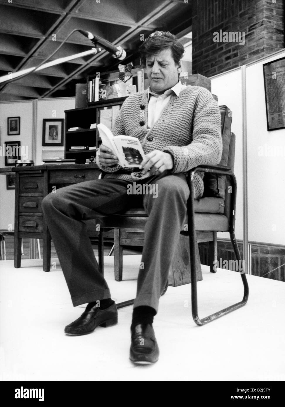 Brenner, Hans 25.1.1938 - 4.9 1998, Austrian actor, reading a book ...