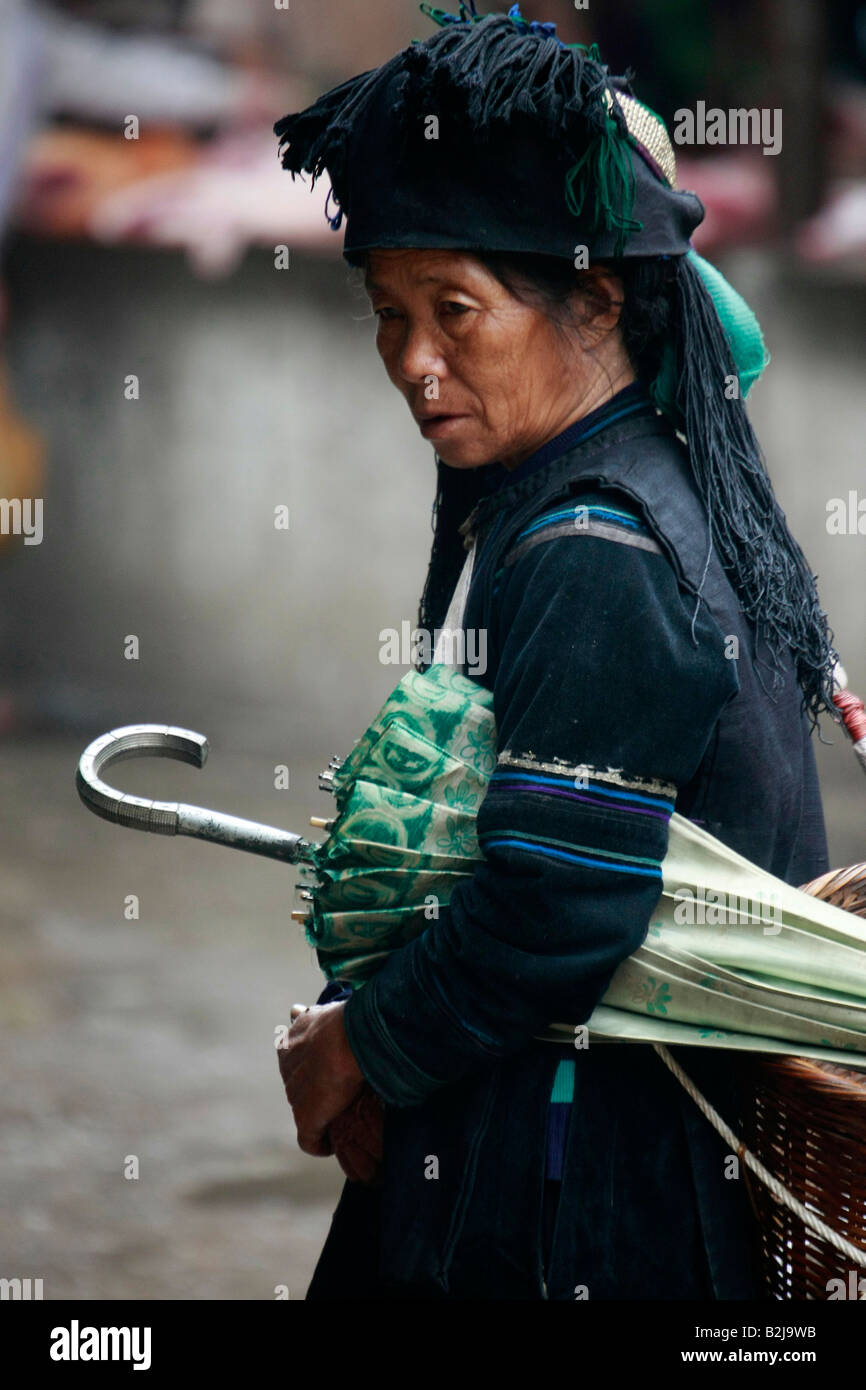 Hani woman at the livestock market at Yuanyang, Yunnan, China Stock ...