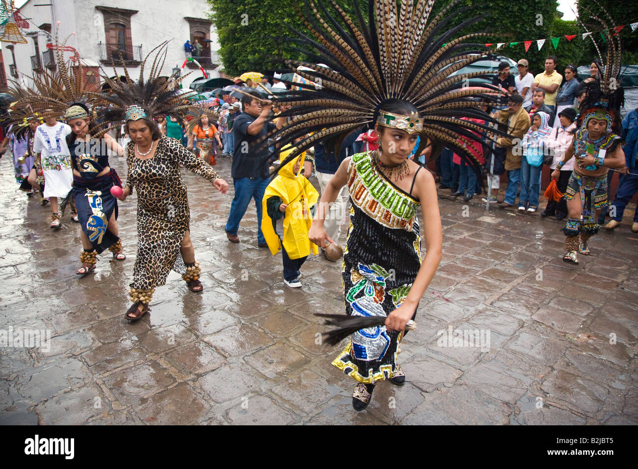 MEXICAN women dance in AZTEC INDIAN COSTUMES in the FESTIVAL DE SAN ...