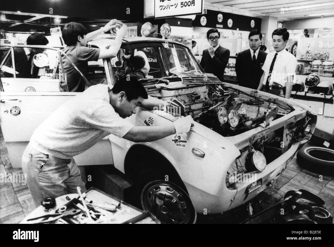 Motorcar mechanics Black and White Stock Photos & Images - Alamy Motorcar mechanics Black and White Stock Photos & Images - Alamy
