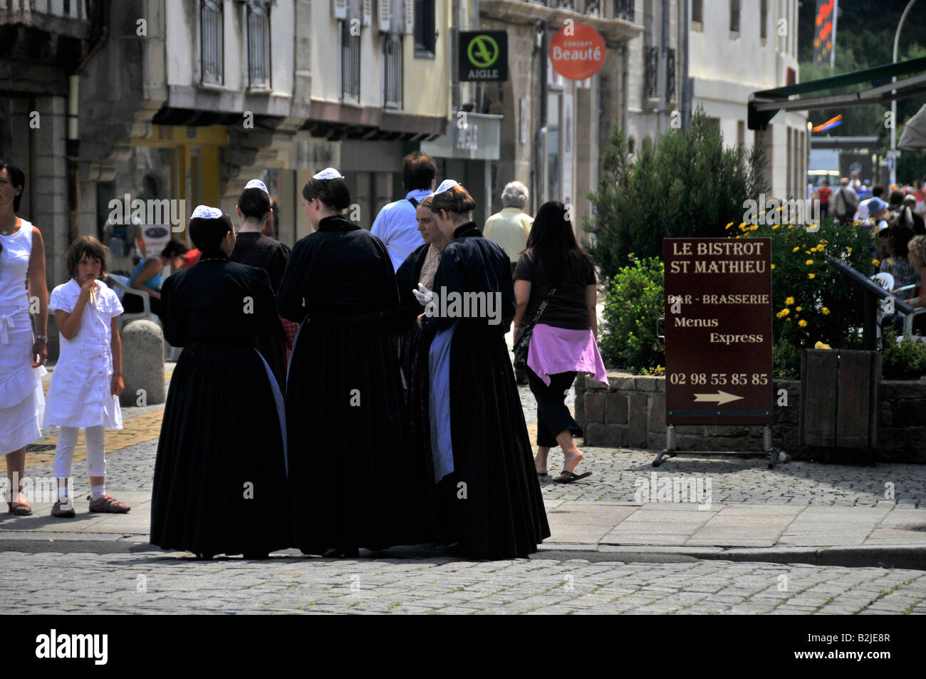 Breton traditional dress hi-res stock photography and images - Alamy