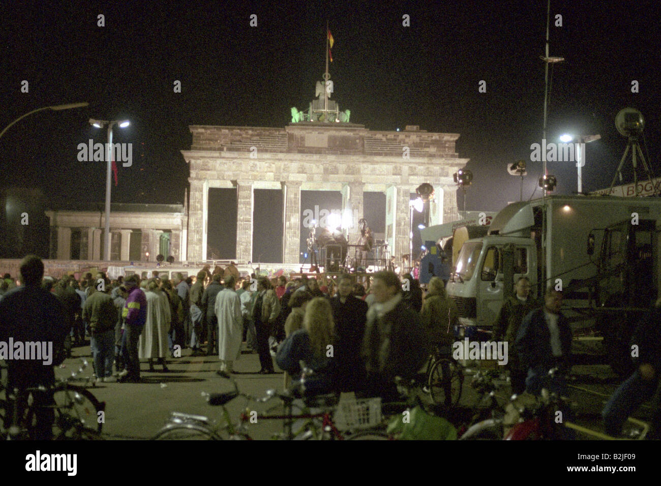 Germany, reunification, fall of the Berlin Wall, people at Brandenburg ...