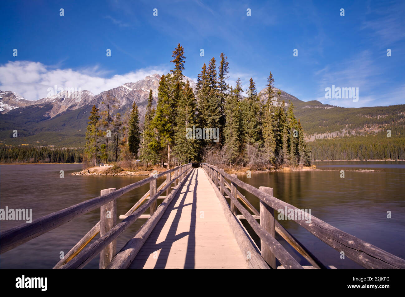 Pyramid Island Bridge at Pyramid Lake, Jasper National Park, Alberta ...