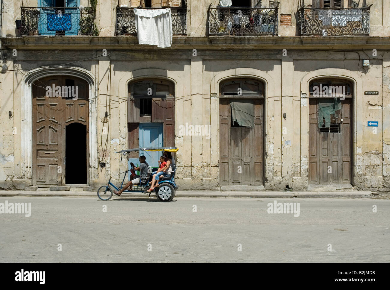 Cuban street life hi-res stock photography and images - Alamy