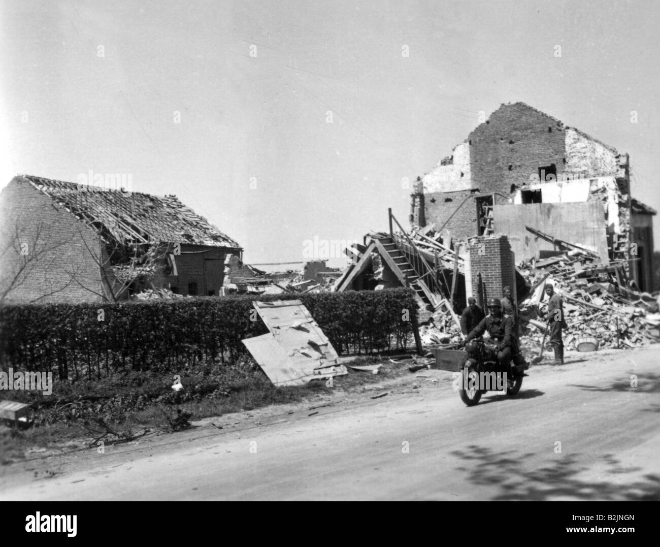 events, Second World War / WWII, Belgium, German soldiers in the ruins ...