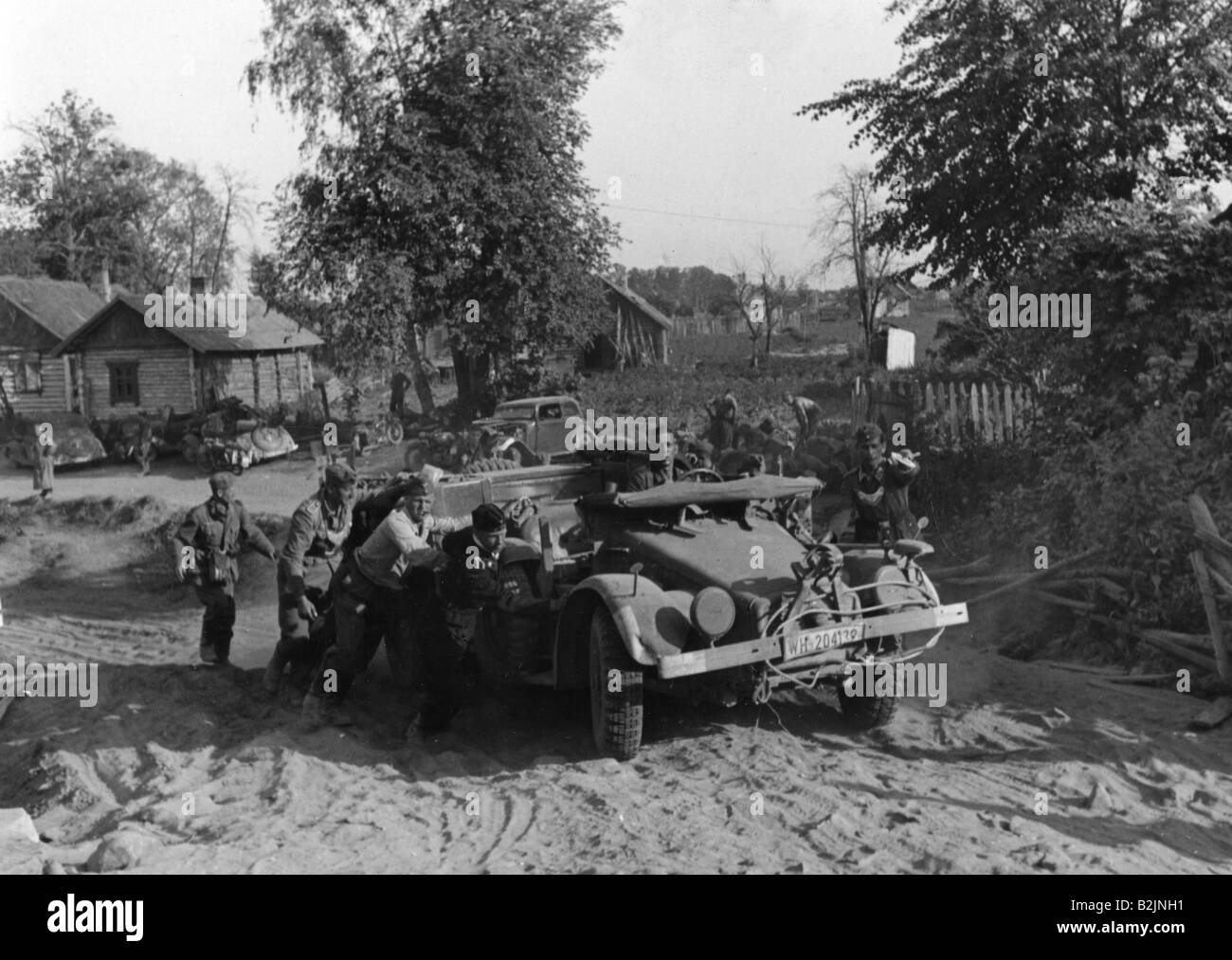 events, Second World War / WWII, Russia 1941, German soldiers pushing a ...