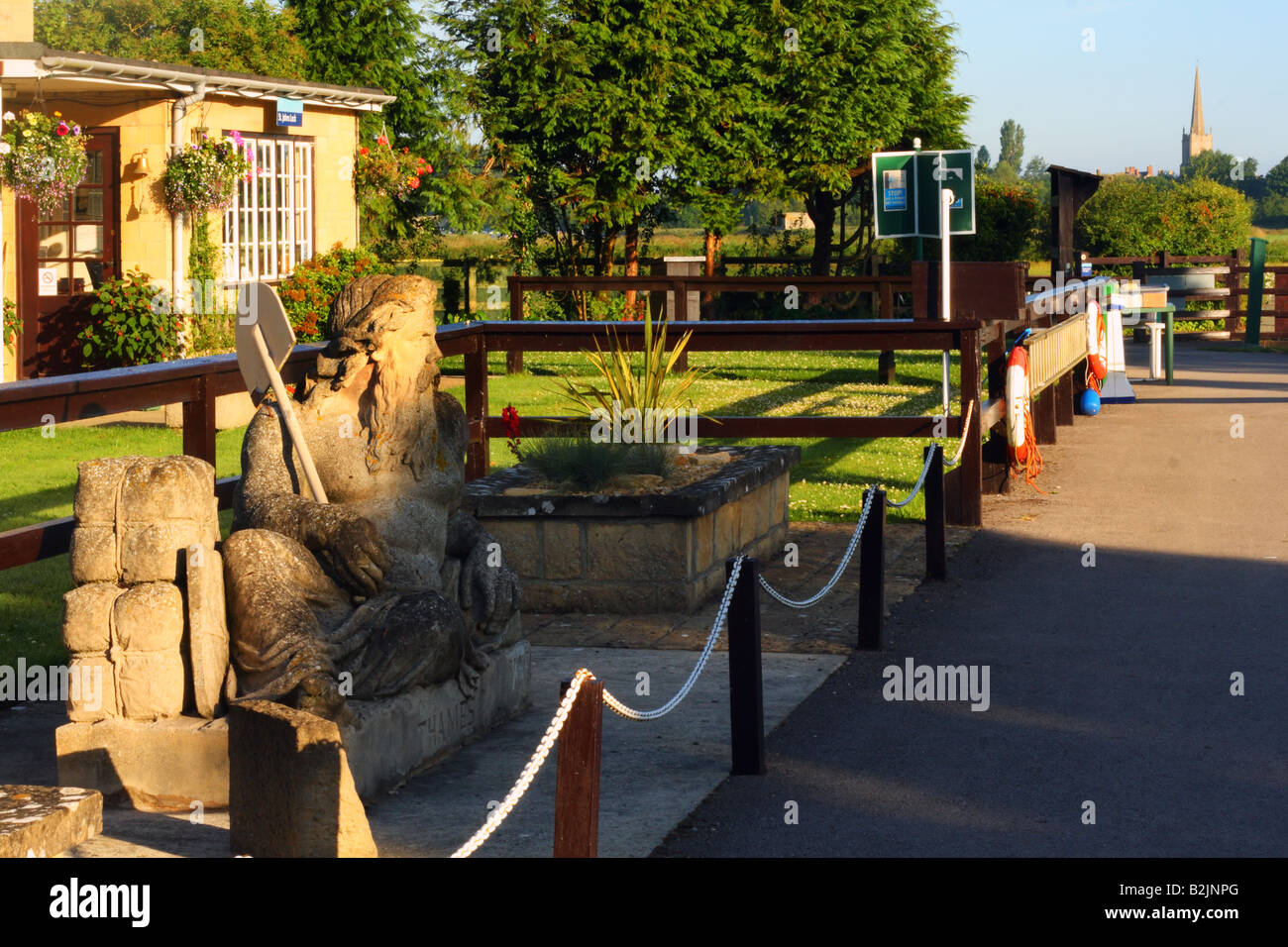 LECHLADE, GLOUCESTERSHIRE, UK - JULY 04, 2008: Statue of Old Father ...