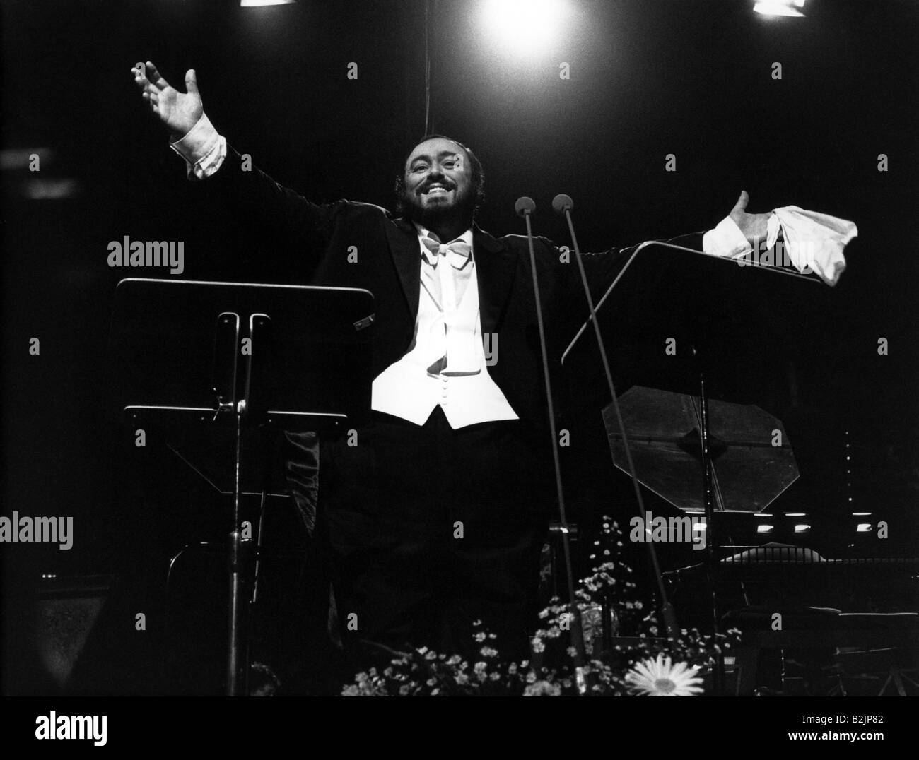 Pavarotti singing hi-res stock photography and images - Alamy