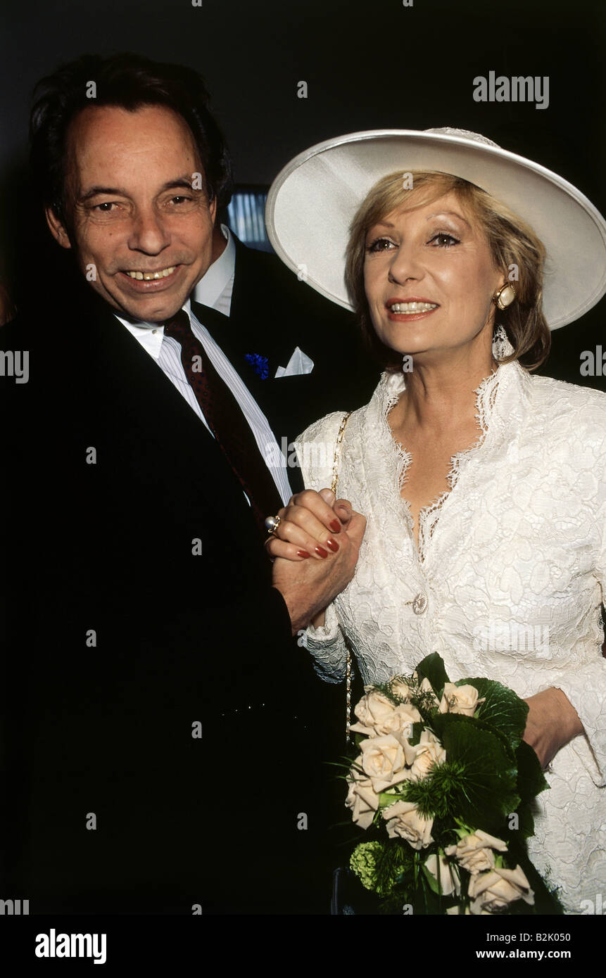 Berghoff, Dagmar, * 25.1.1943, German presenter, half length, with her ...