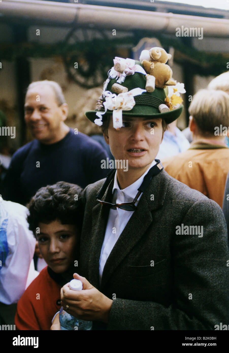 Thurn und Taxis, Gloria Princess of, * 23.2.1960, half length, with son ...