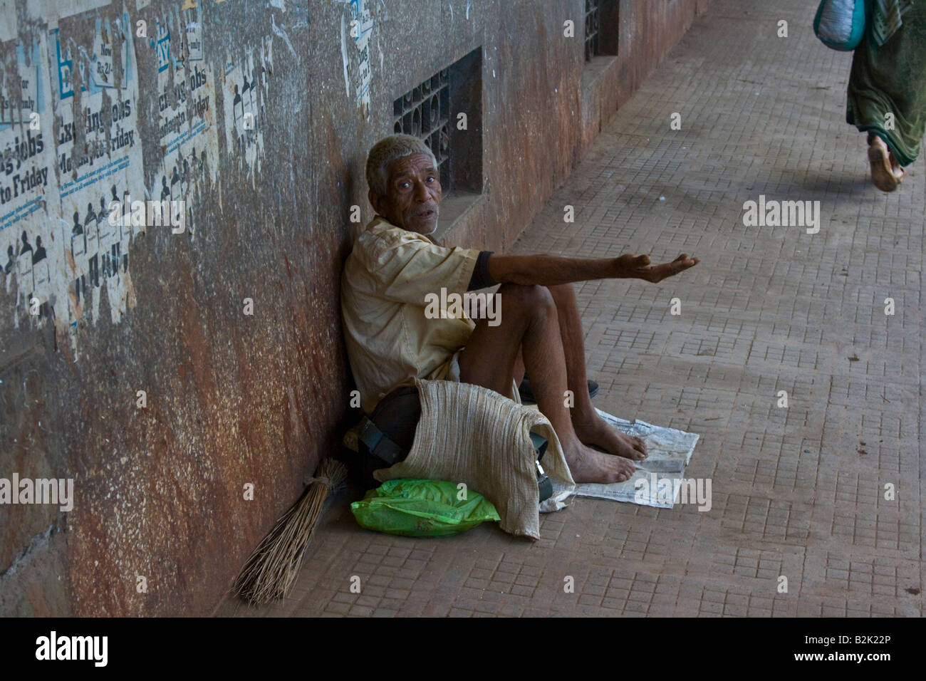 Homeless old man on streets hi-res stock photography and images - Alamy