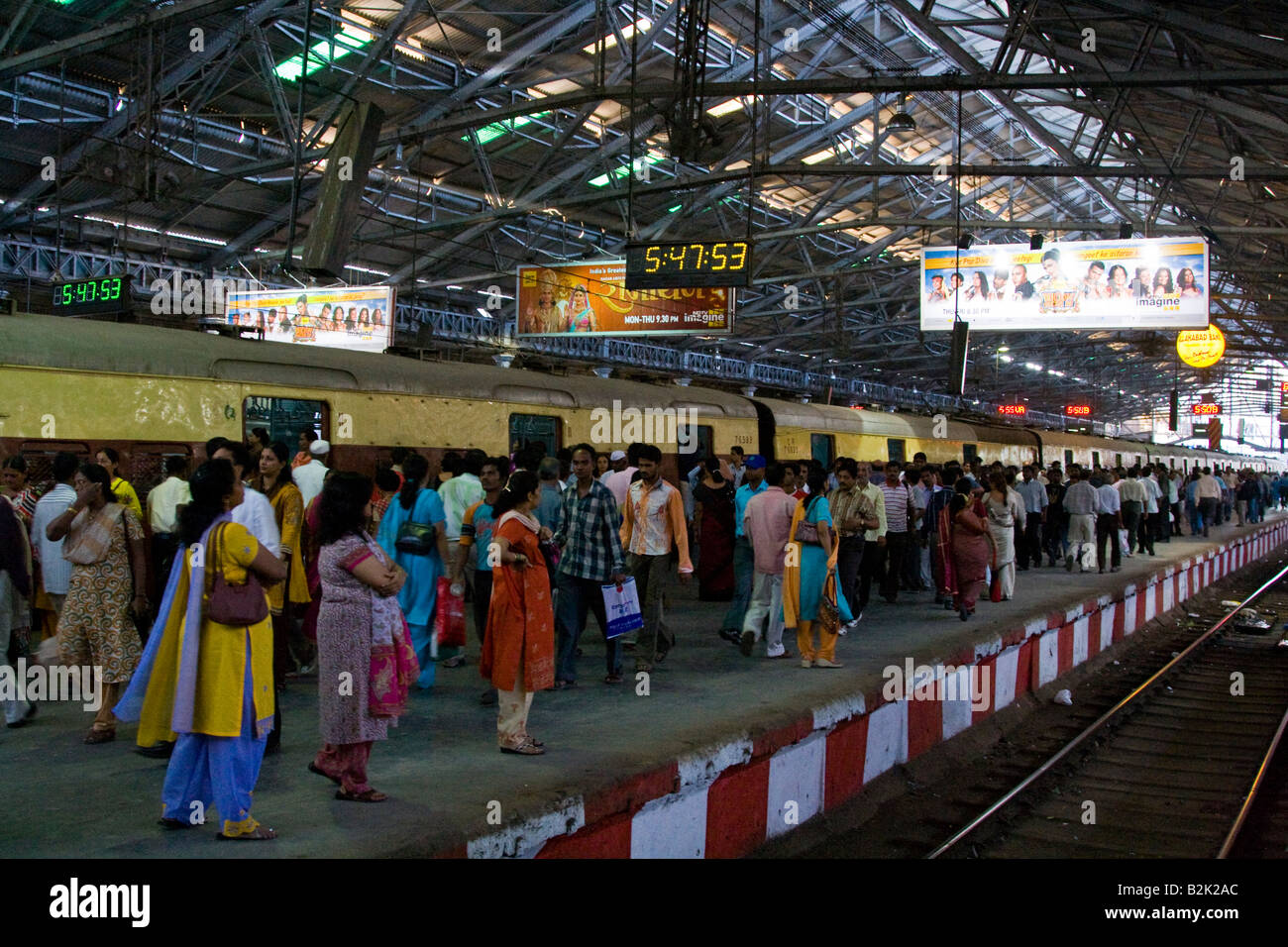 Crowded Train Platform in Chhatrapati Shivaji Train Station in Mumbai ...