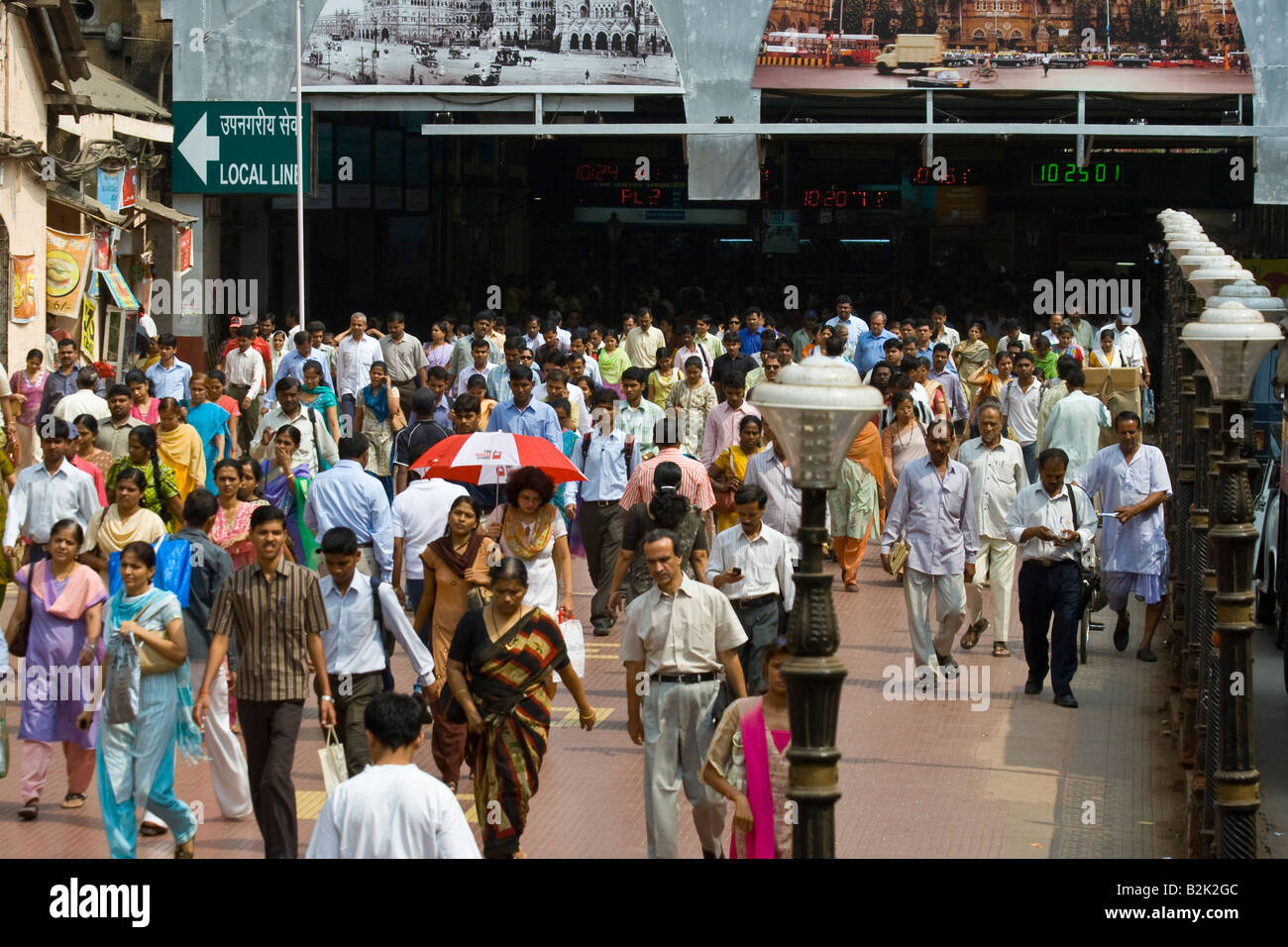Crowded Morning Rush in Chhatrapati Shivaji Train Station in Mumbai ...