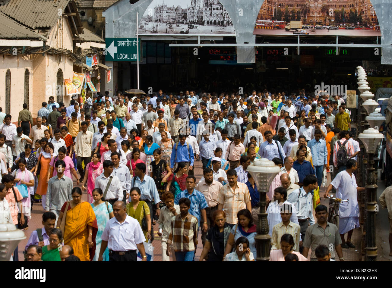 Crowded Morning Rush in Chhatrapati Shivaji Train Station in Mumbai ...