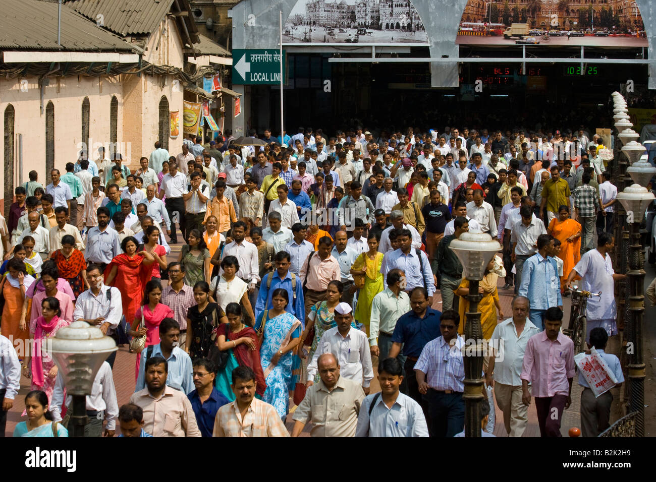 Crowded Morning Rush in Chhatrapati Shivaji Train Station in Mumbai ...