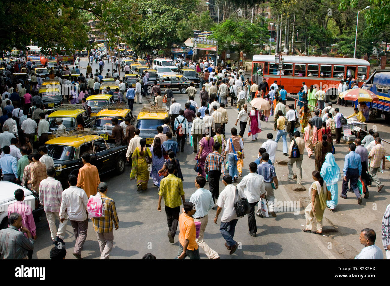 Crowded street mumbai hi-res stock photography and images - Alamy