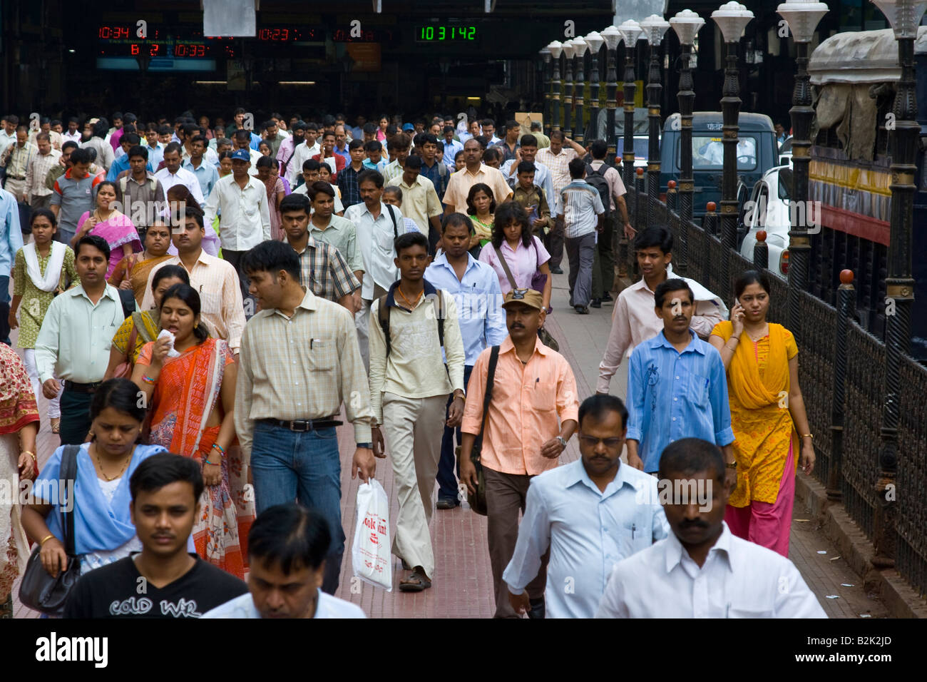 Crowded Morning Rush in Chhatrapati Shivaji Train Station in Mumbai ...