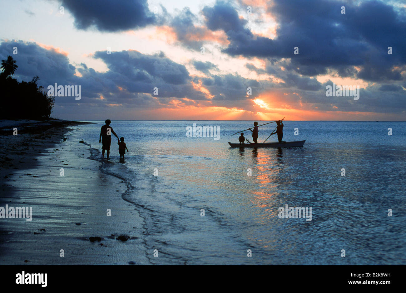 Cook island children canoe hi-res stock photography and images - Alamy