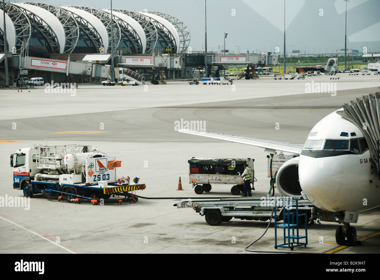 Airplane being serviced hi-res stock photography and images - Alamy