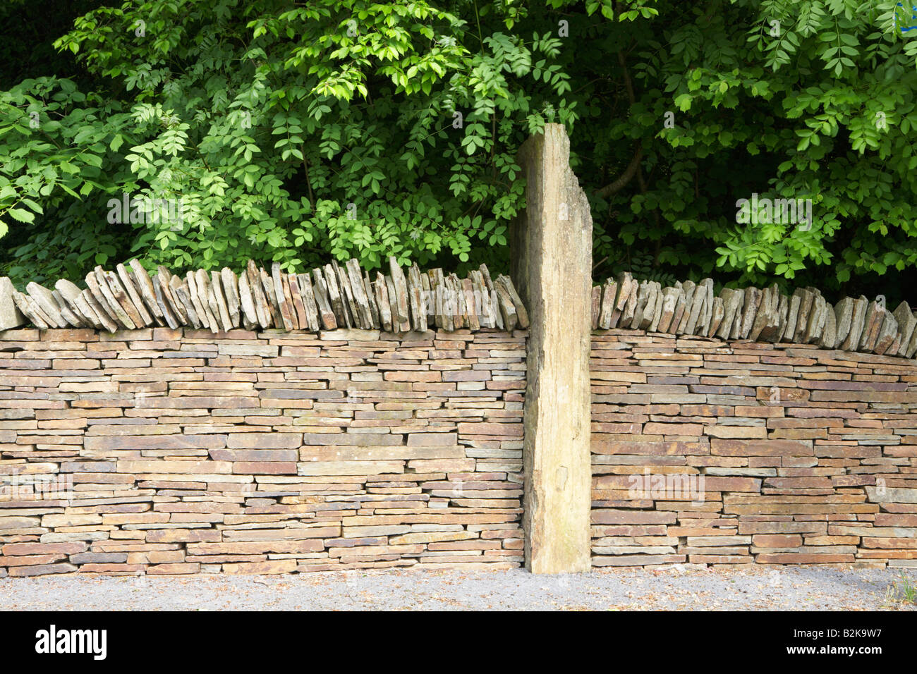 Enclosing wall uk hi-res stock photography and images - Alamy