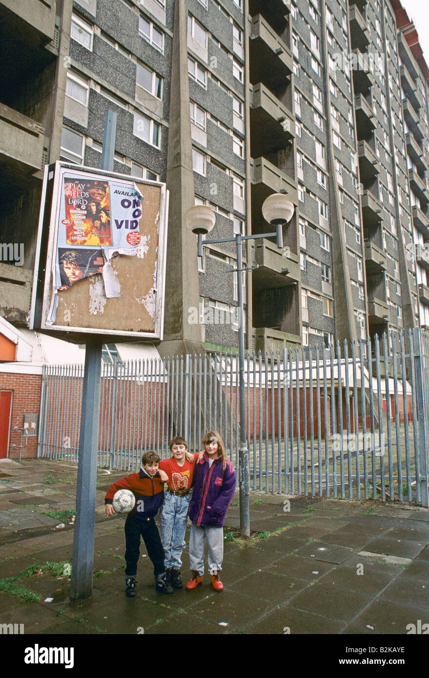 Scotland council estate children hi-res stock photography and images ...