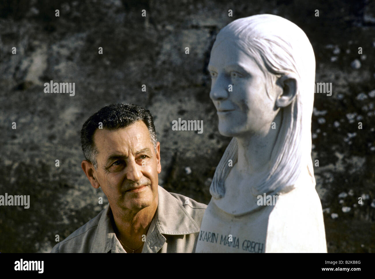 Stone statue head female hi-res stock photography and images - Alamy