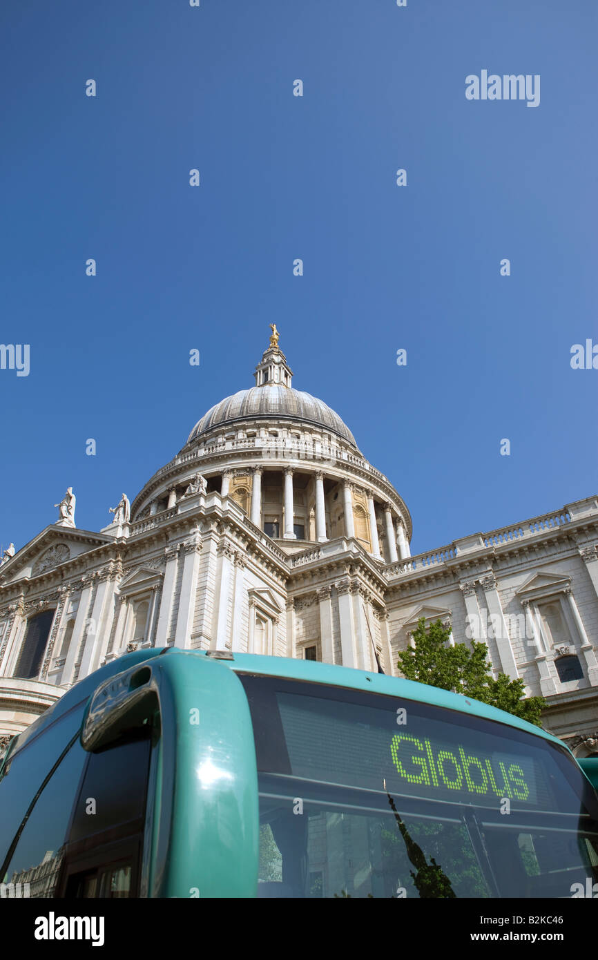 TOUR BUS SAINT PAULS CATHEDRAL LUDGATE HILL CITY OF LONDON ENGLAND UK ...