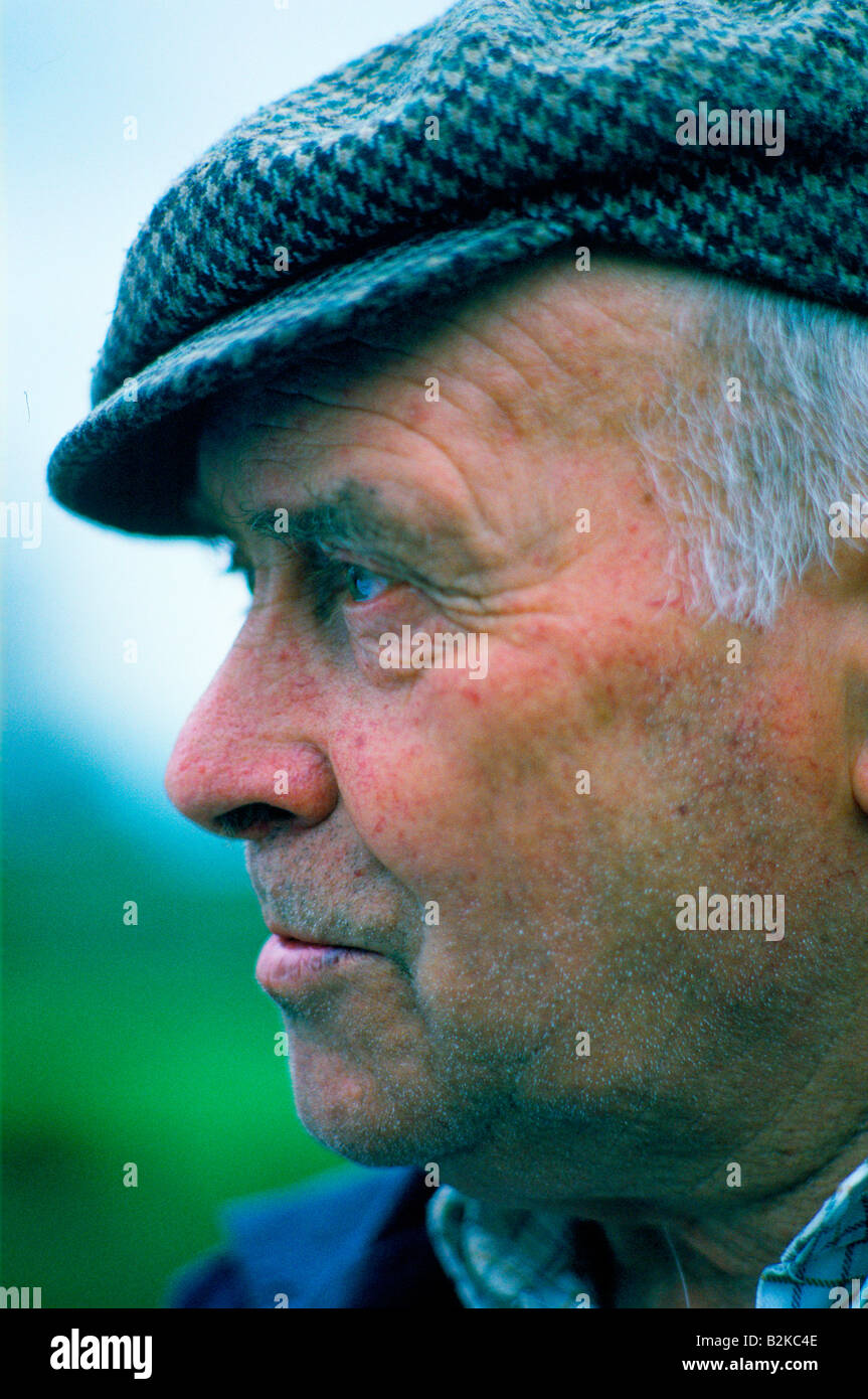 Man wearing flat cap hi-res stock photography and images - Alamy